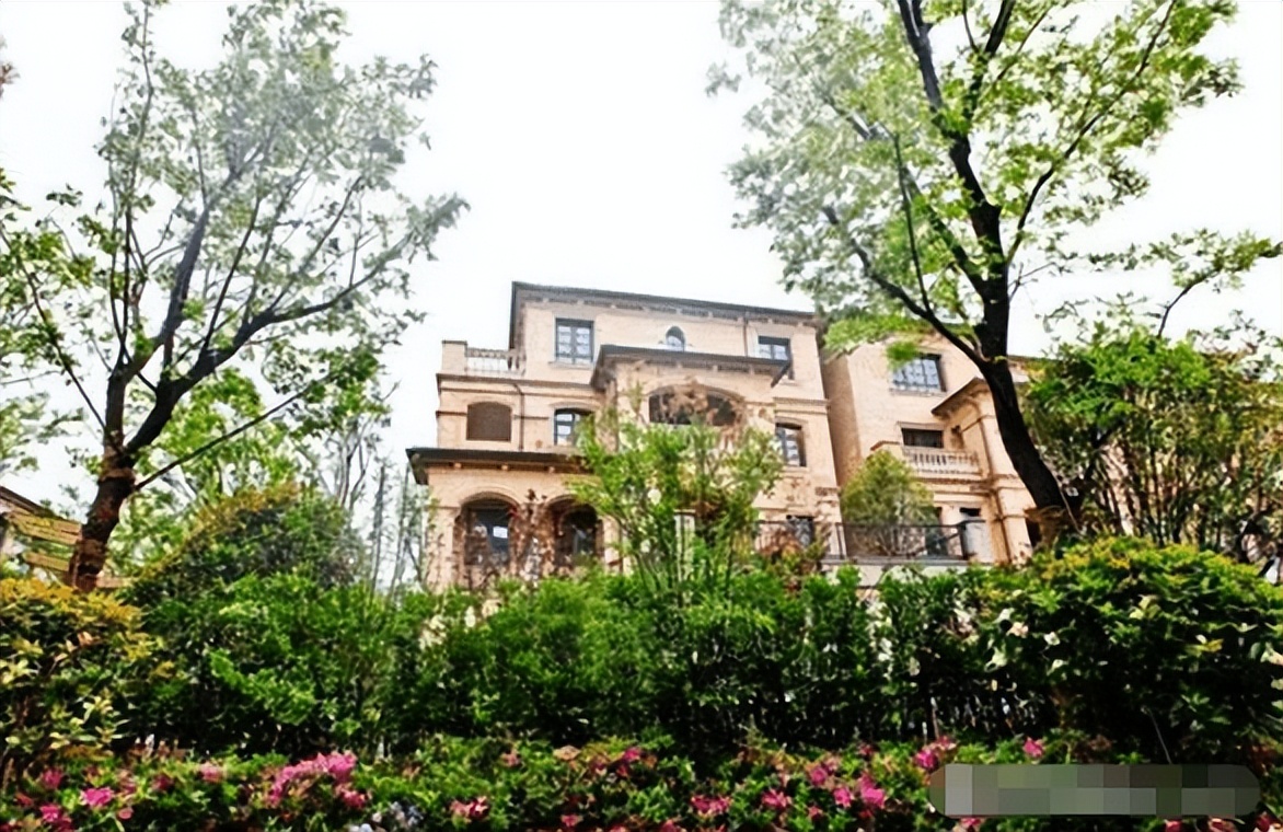 Tang Yan and Luo Jin's big mansion, the yard is full of flowers, they ...