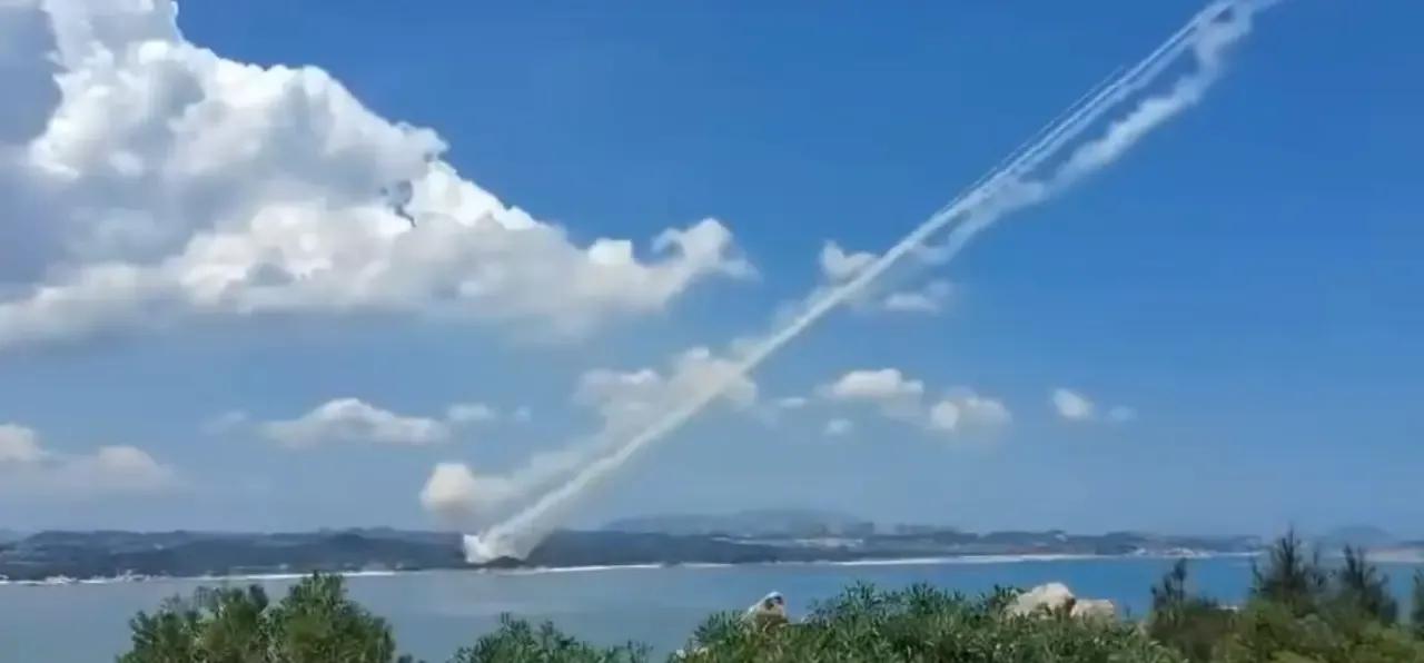 Chinese People's Liberation Army launches DF17 hypersonic missile ...