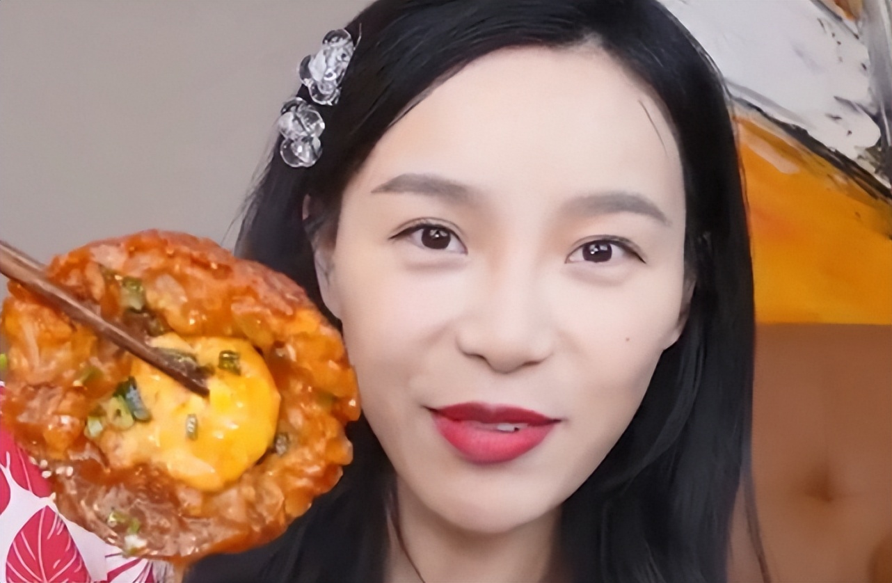 Xiaobei is hungry. Her husband outside the circle rarely shows up. She dresses stylishly and has ...