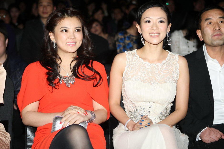 Lady Li Xiang is so full of spirit!Wearing a cloak and red dress, Zhang ...