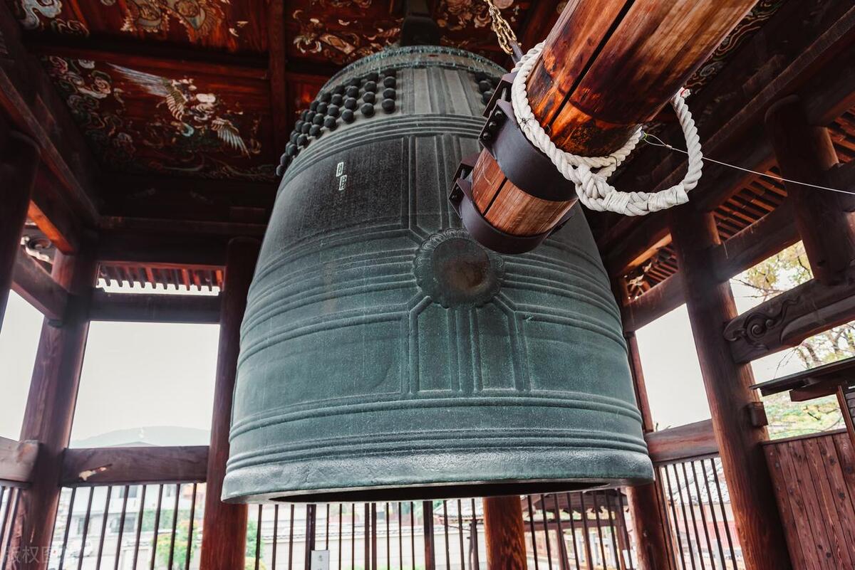 Hanging a giant bell on the red pine in Hangzhong Ridge, conveying the ...