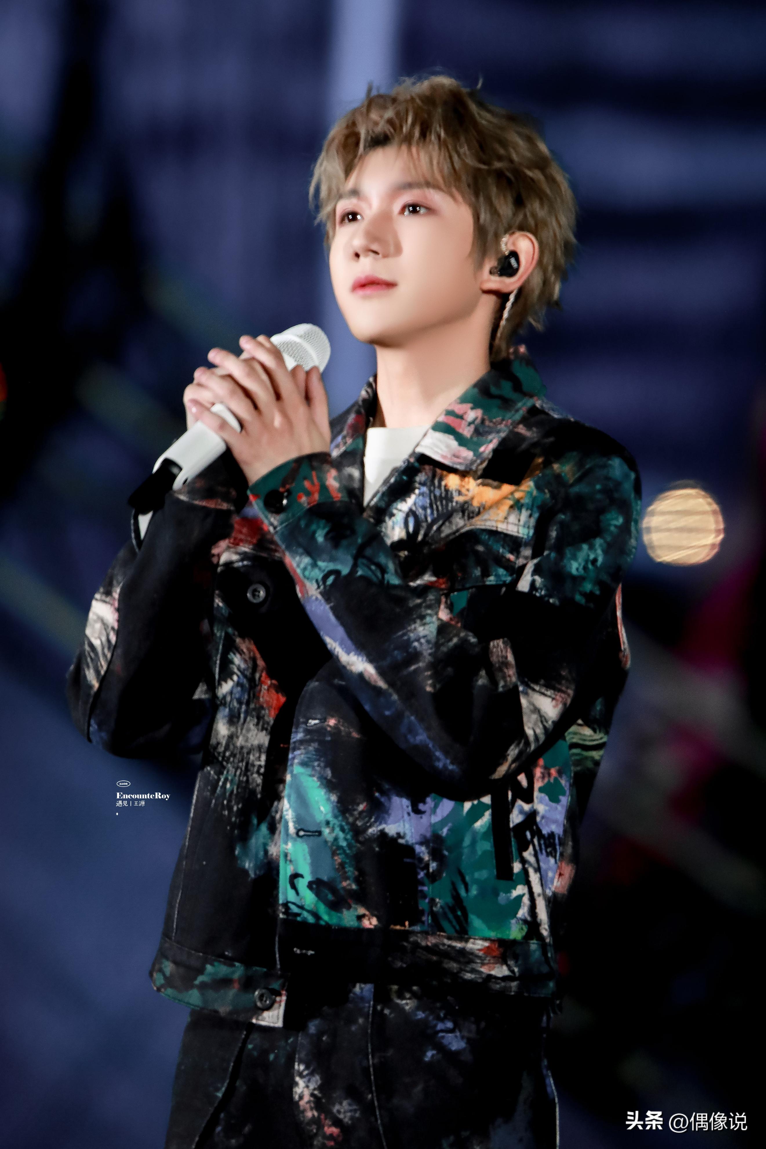 Wang Yuan sang "If We Never Met" at the Mayday Bird's Nest Concert, and ...