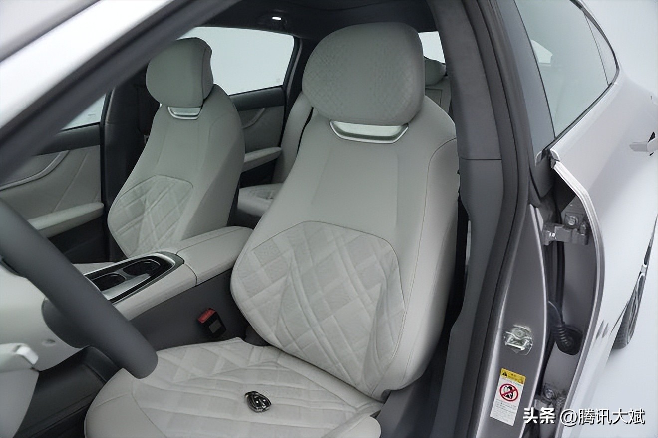 Changan Qiyuan A07 around 20w is a high-end family car with slip-back shape and light luxury ...