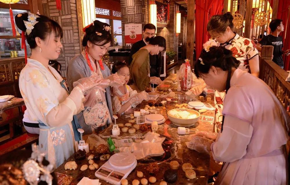 The making of traditional moon cakes and the custom of eating moon ...