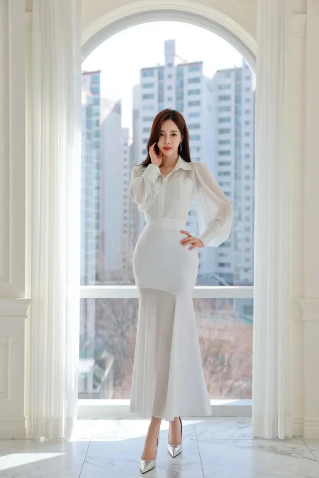 Sun Yunzhu, wearing a white and tender stand-up collar see-through ...