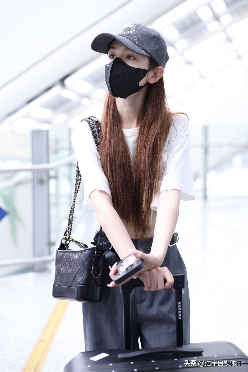 Hanikzi showed up at the Capital Airport, showing off her waistline and ...