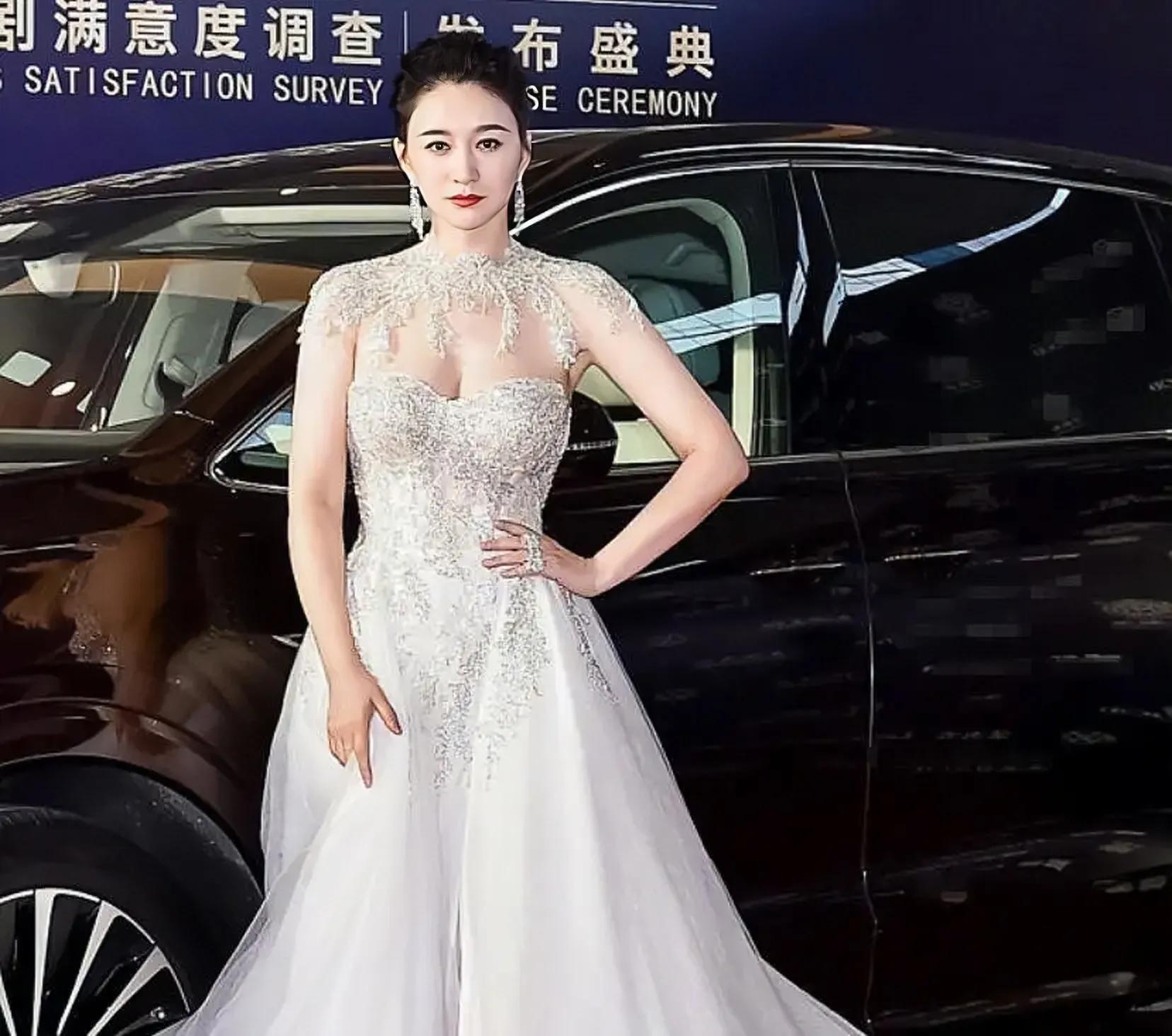The 46-year-old Li Xiaoran is not to be outdone, and the silver dress ...