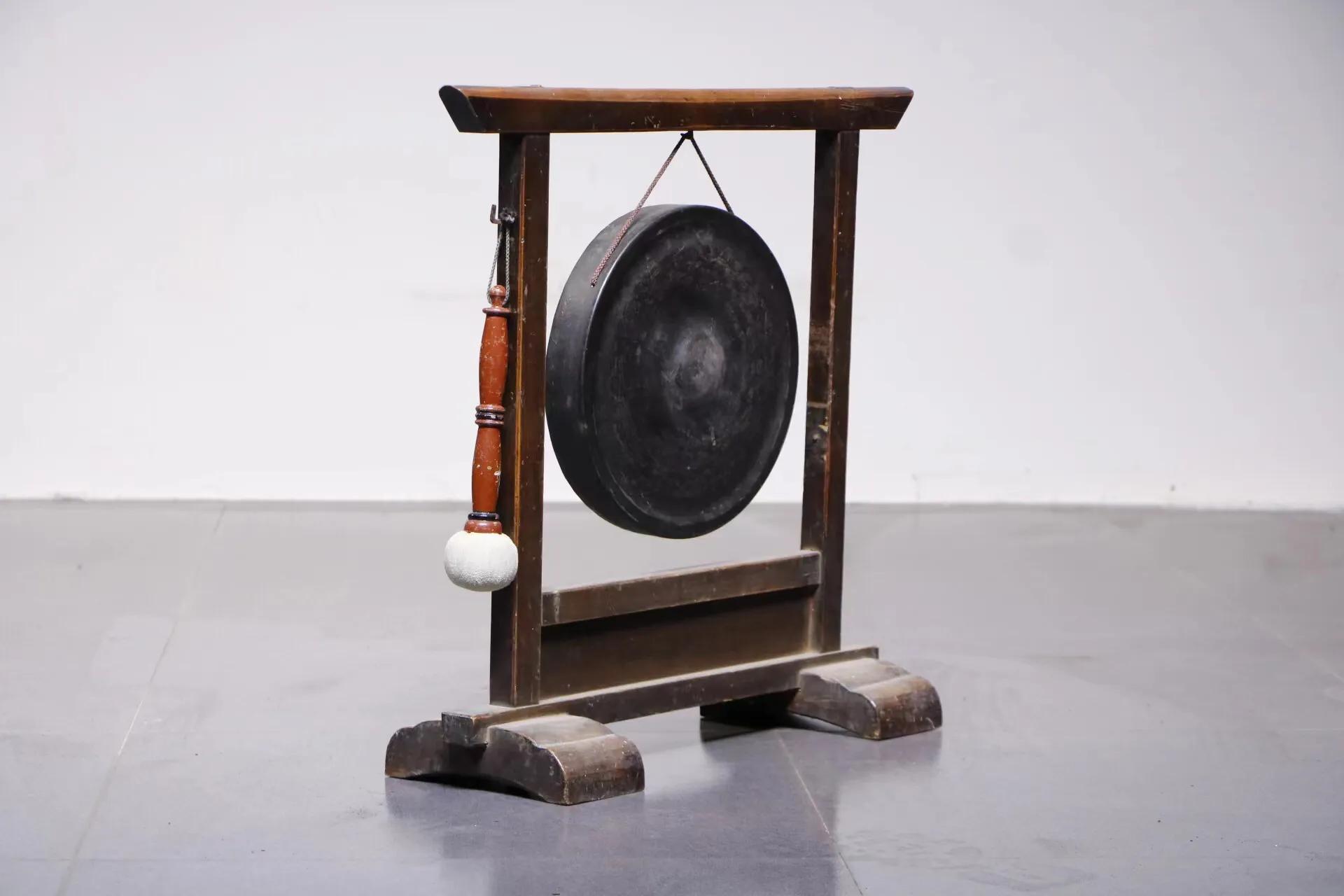 Gong; Gong was often used by ancient officials to "sing gongs to clear ...