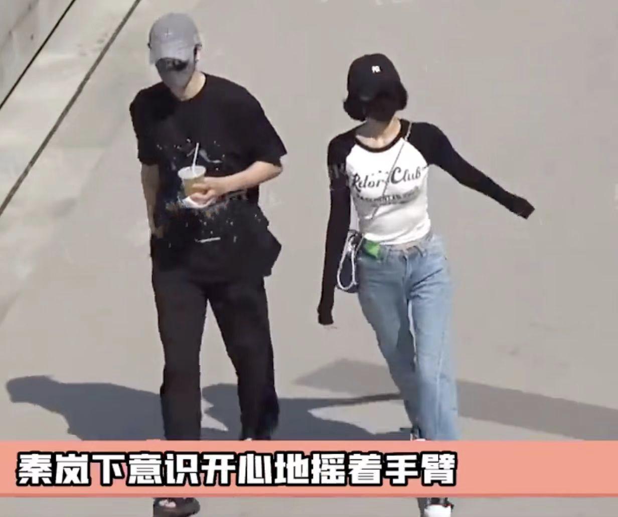 Qin Lan and Wei Daxun are too sweet to walk by the sea, with a hot body and a small waist, and ...