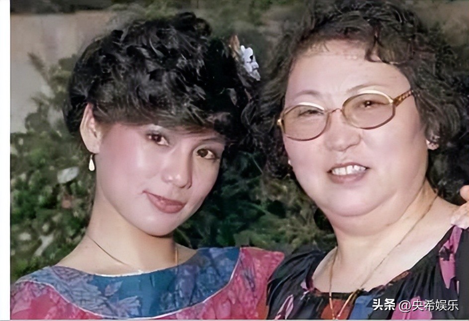 She is Huang Rong in "The Legend of the Condor Heroes". She committed ...