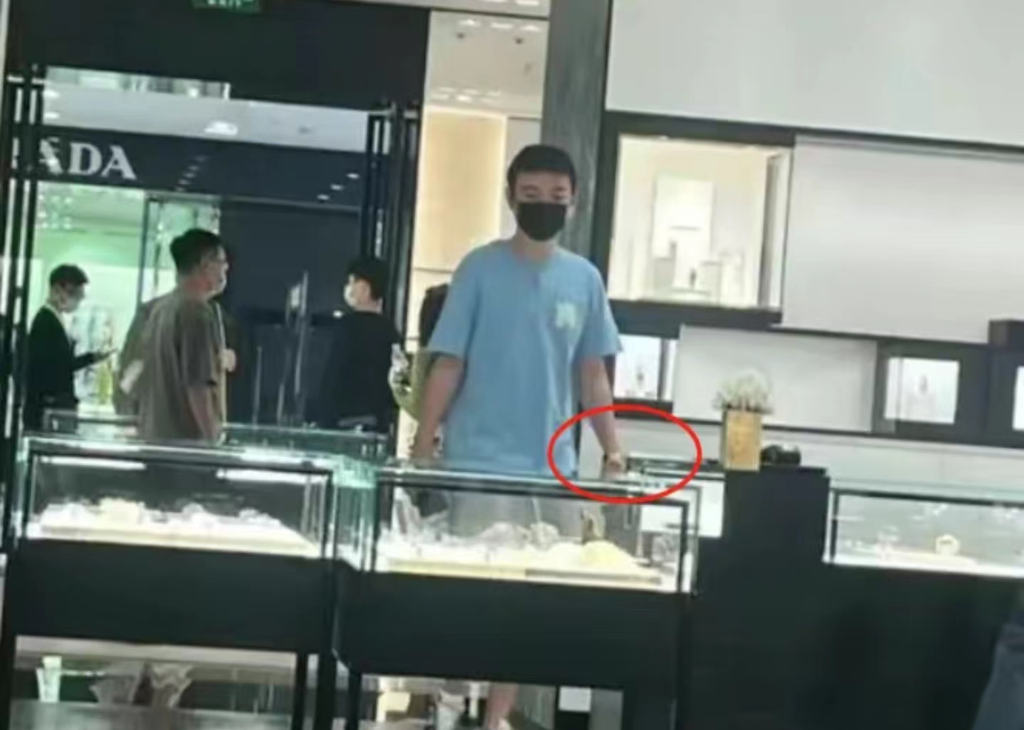 Wang Sicong went shopping with two beauties, and the watch worth 23 ...
