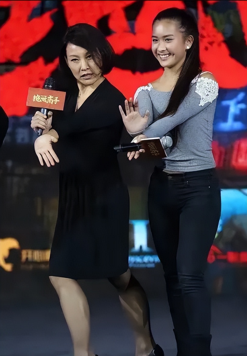 Chen Chong's daughter is overgrown! Wearing tights with protruding ...