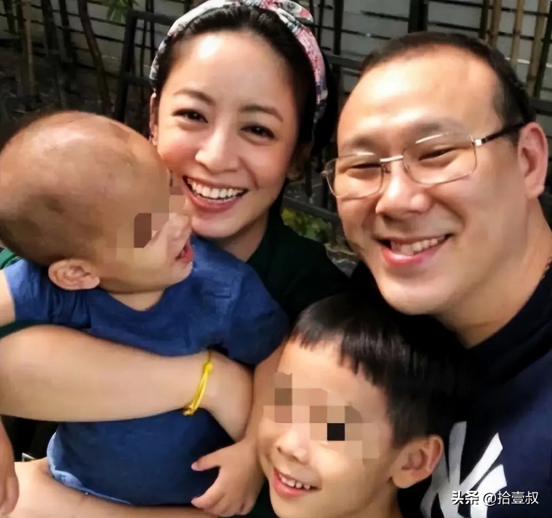 The well-known actress officially announced her divorce. Her ex-husband ...