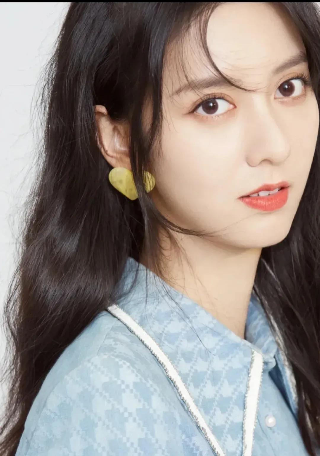 Zhen Shujun, with crisp shoulders and slightly exposed, slender body ...