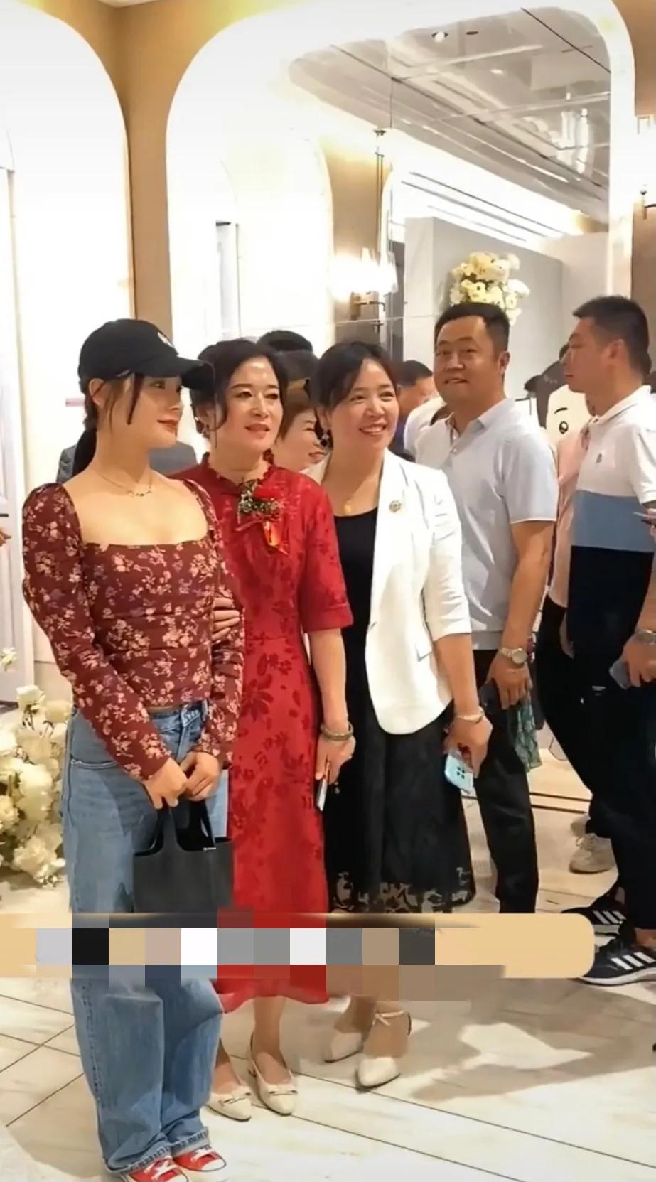 Yuan Shanshan went home to attend her younger brother's wedding. She ...