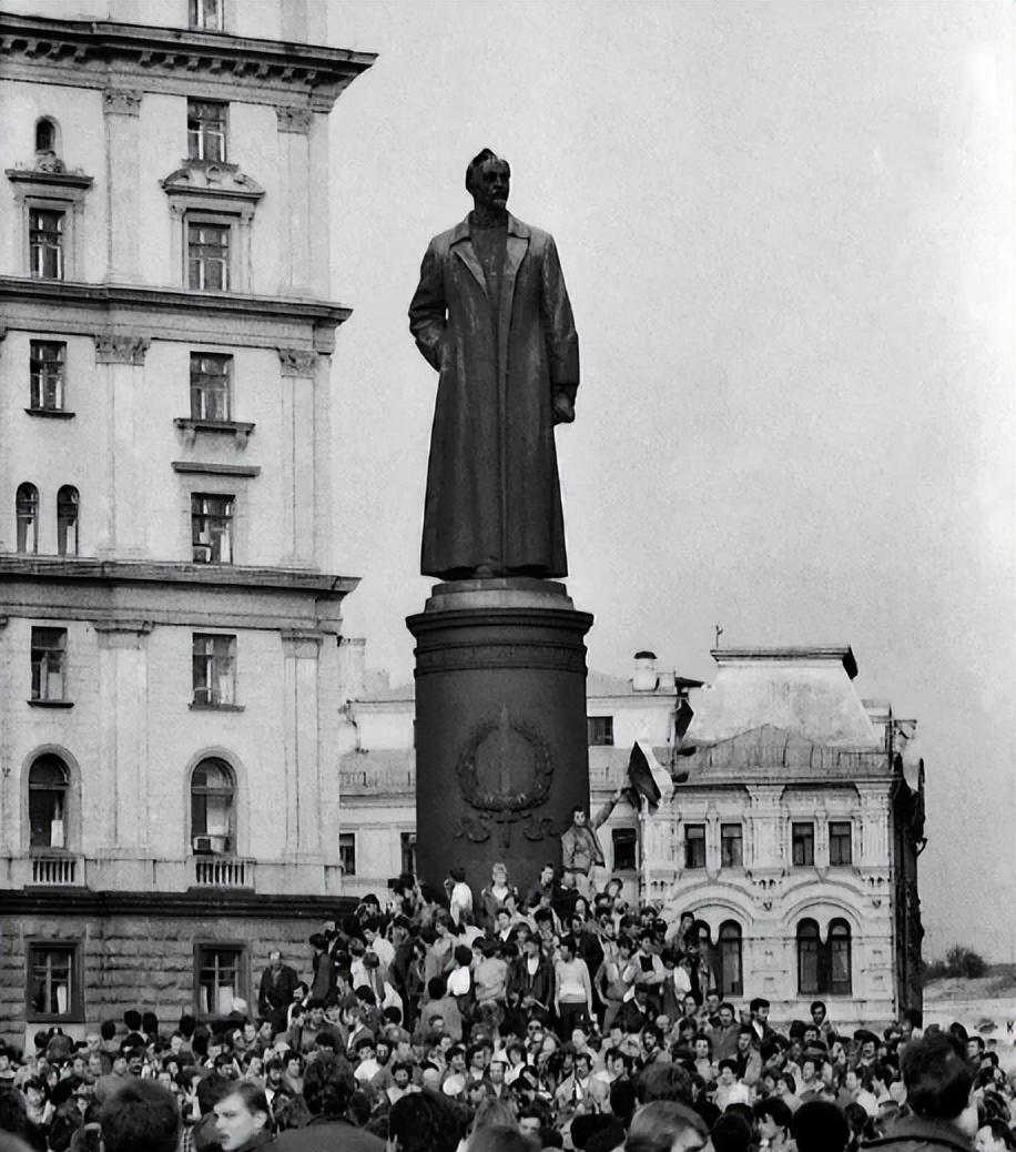 What did the 'bloody dwarf' Nikolai Yezhov say before he was shot? - iNEWS