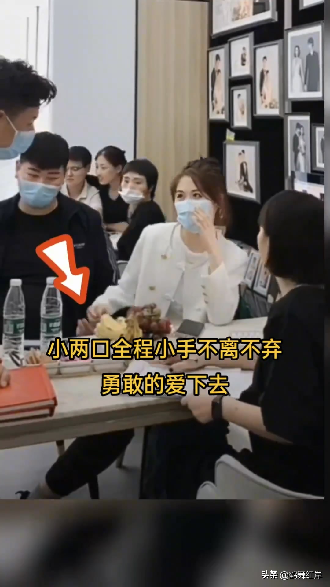 Chen Meng and Zhu Xiaowei chose photos in the bridal shop to show their ...