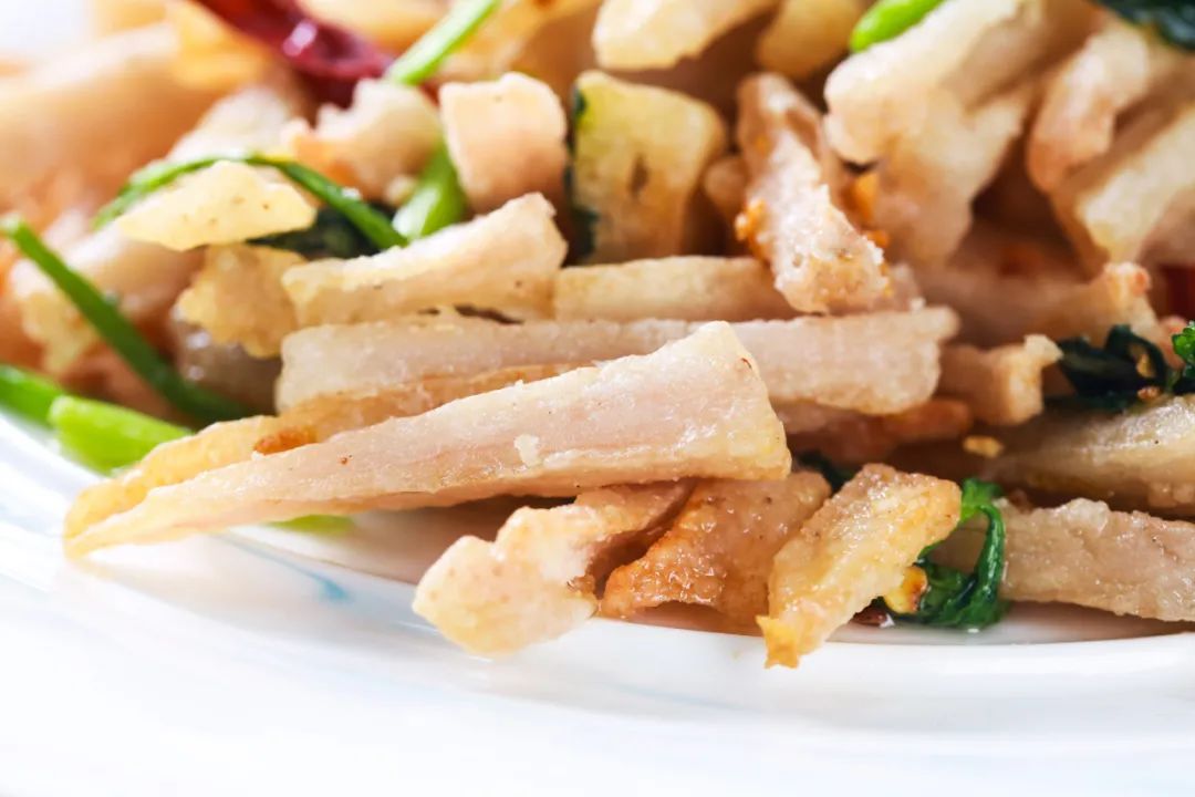 Dried lotus root strips, crispy and sweet, full of crisp taste, people ...