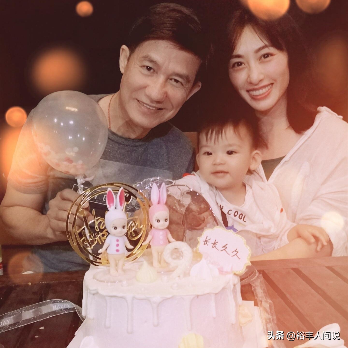 63-year-old Li Zixiong posted a family portrait to celebrate Mother's ...