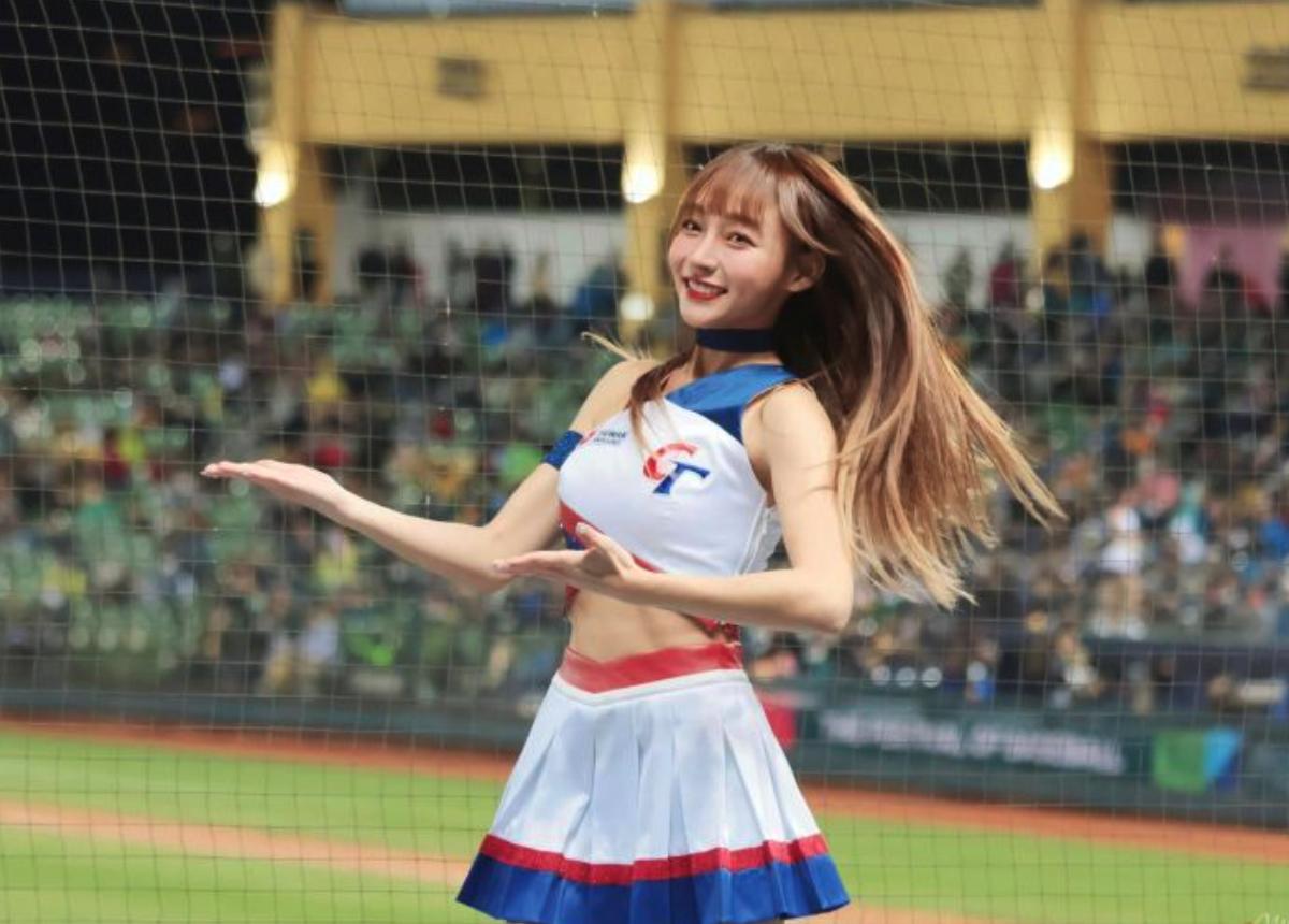 She is the goddess of Taiwanese cheerleaders: she has a perfect figure ...