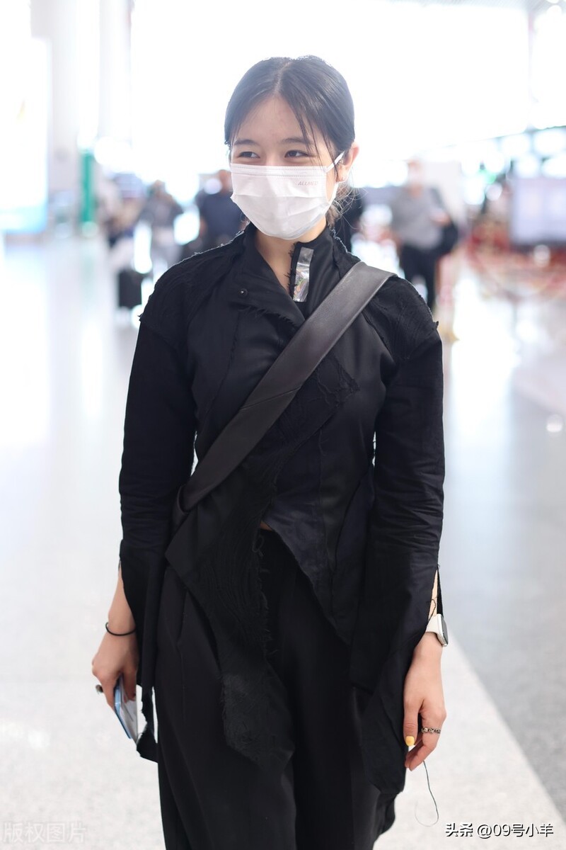 Li Landi's all-black look showed up at Beijing Airport in a low-key ...