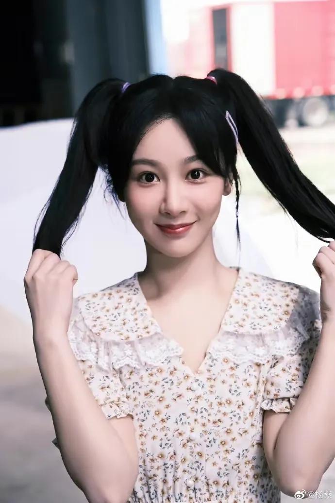Yang Ziqing is cute and cute on June 1st, and the feeling of a 30-year ...