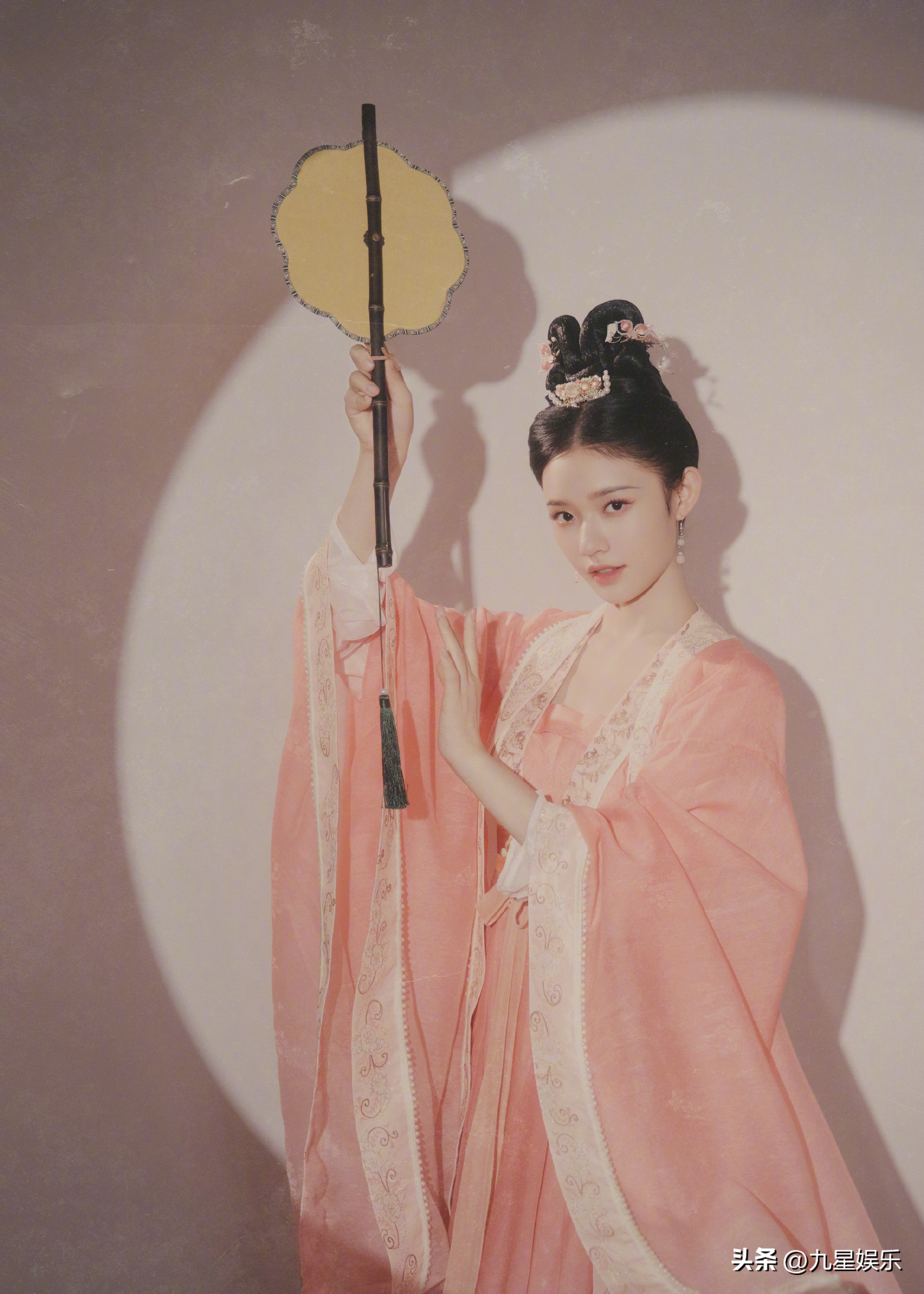 Holding a fan, dancing, talking and laughing at Yan Yan; light gauze ...