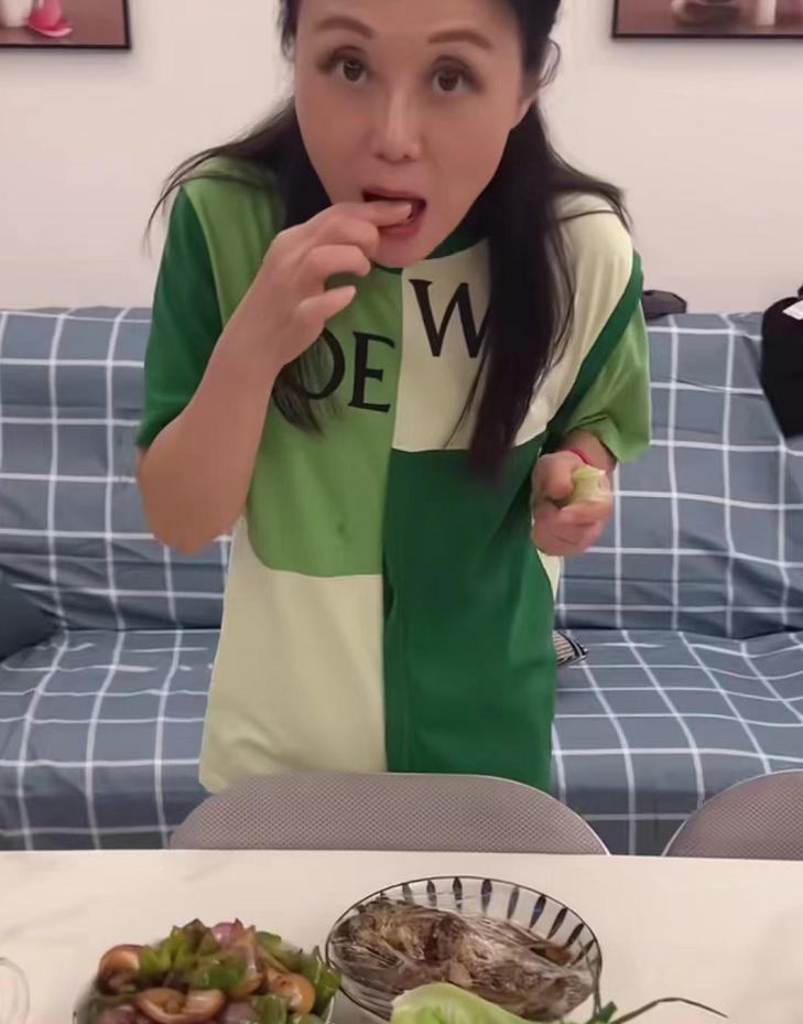 Wu Qiong's dinner with her 11-year-old mother-in-law sparked controversy! Grabbing vegetables ...