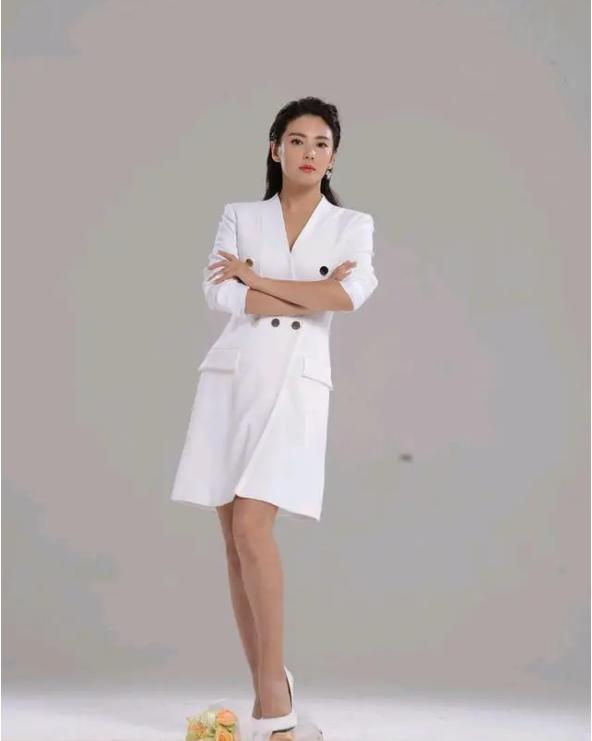 Zhang Yuqi wore a white one-piece suit for a photo shoot, showing the ...