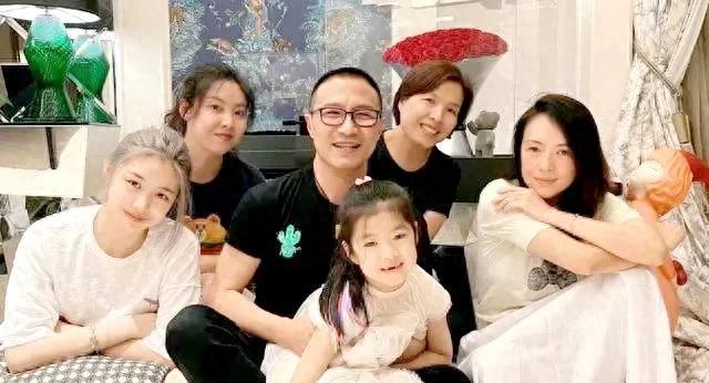 Three Flowers from Wang Feng's Family: Three Beautiful Daughters, Which ...