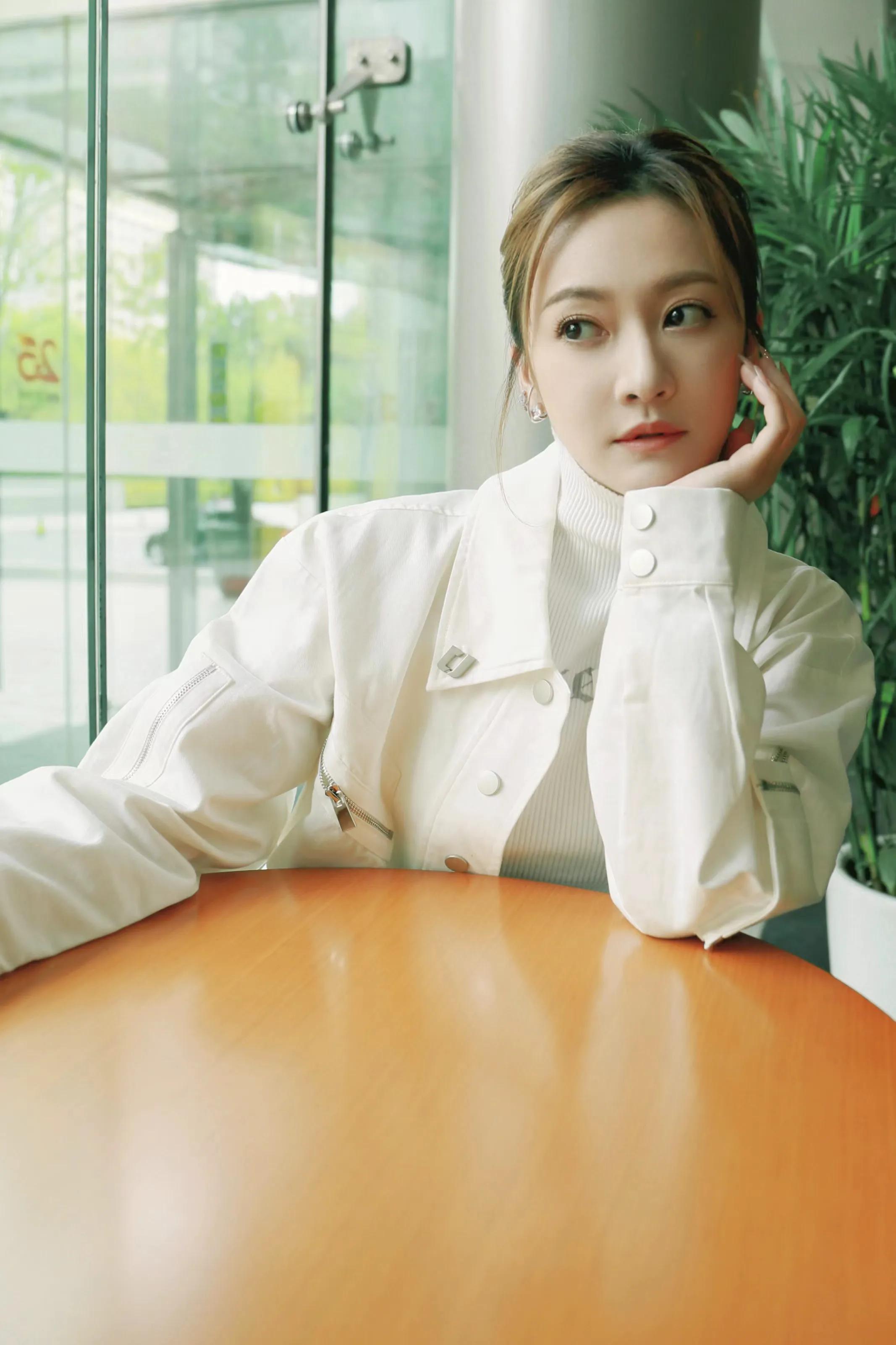 "Coming for You" hits Yu Yue's white casual outfit photo with a bright atmosphere - iMedia