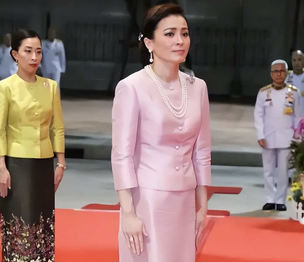 Sutida is arrogant in body and mind, and does not trust Sinina, but only recognizes her rival ...