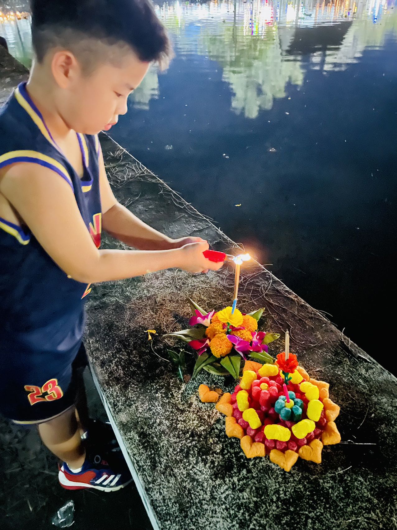 Three City Walkers: Celebrating Loy Krathong in Thailand - iNEWS