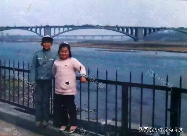 Astronaut Chen Dong, took a photo with his wife Wang Xiaoyan. Chen Dong ...