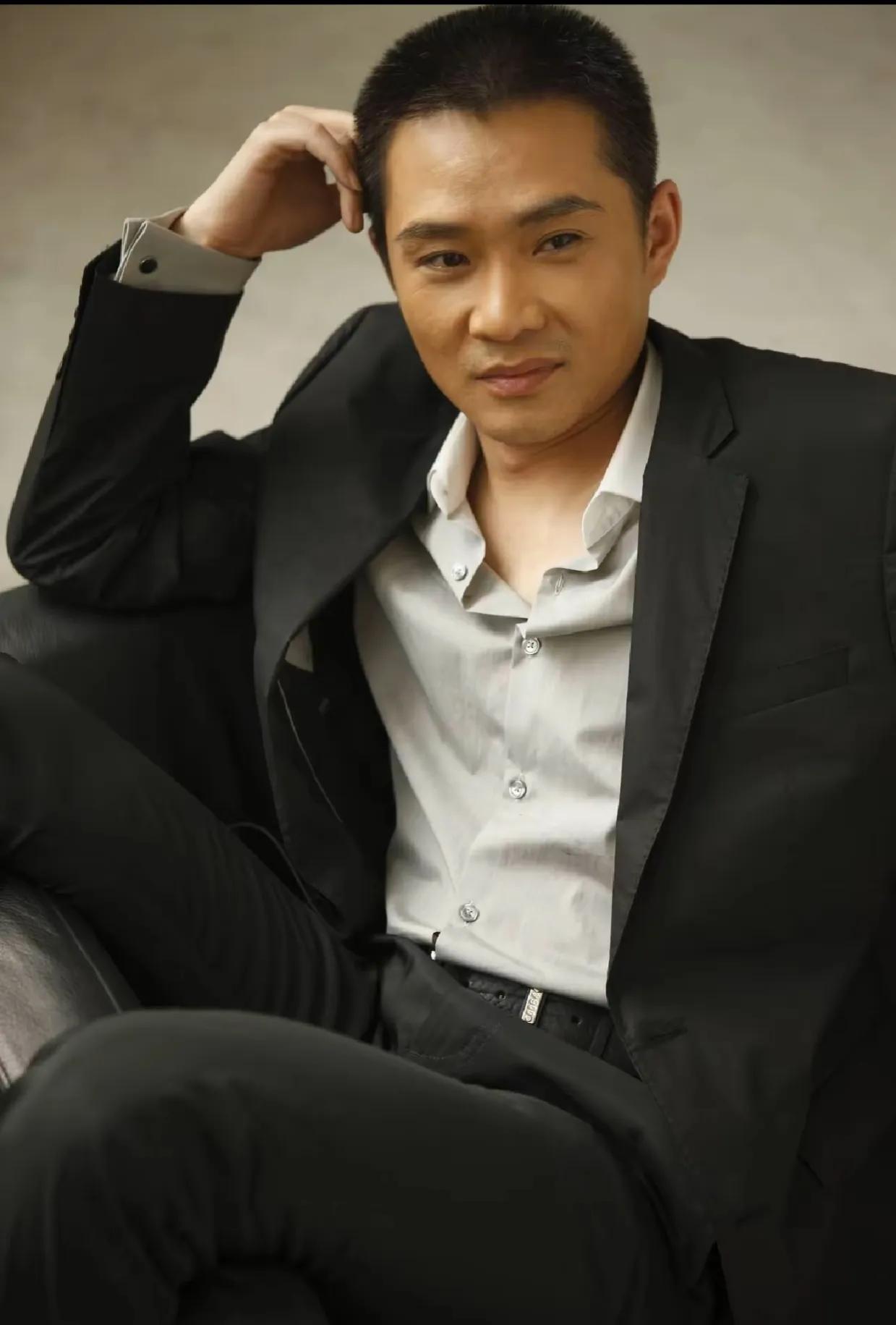 He is a well-known actor, and his lover is not stunning in appearance ...