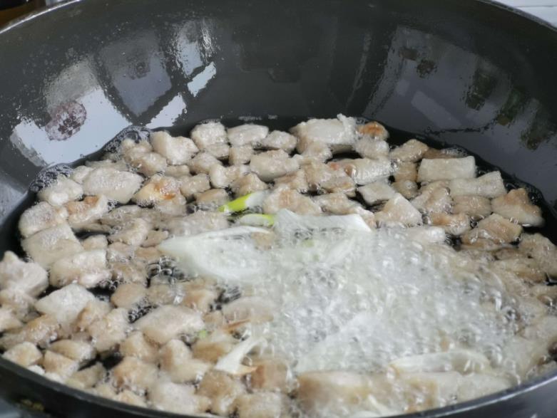The secret of lard refining skills: clean and white, with a strong ...