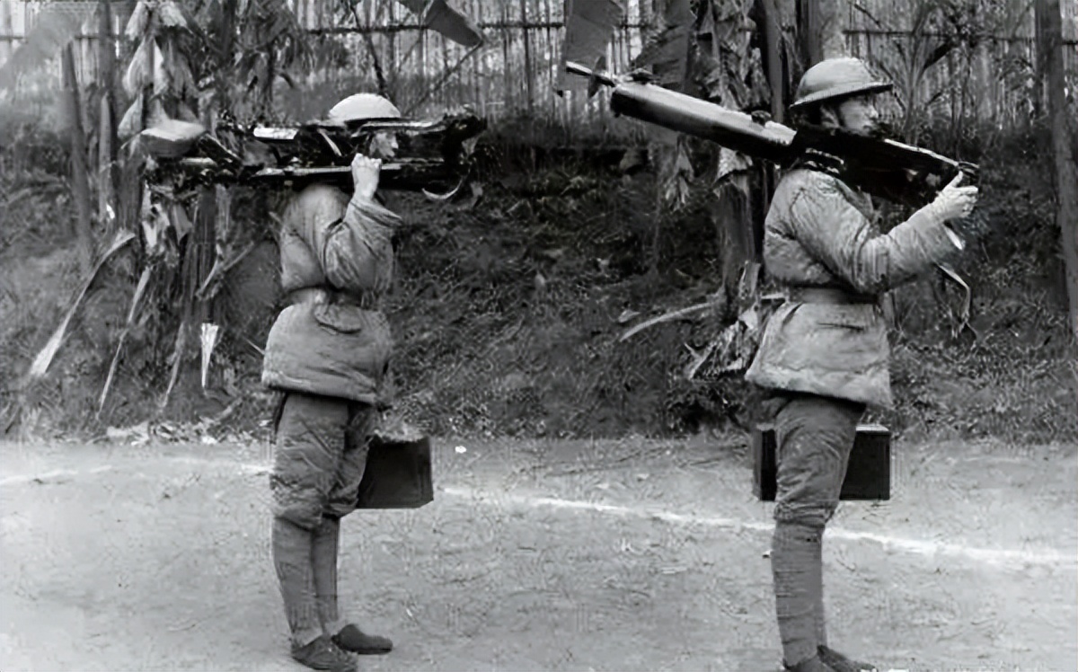 The ferocious Maxim heavy machine gun has become the enemy's weapon for ...