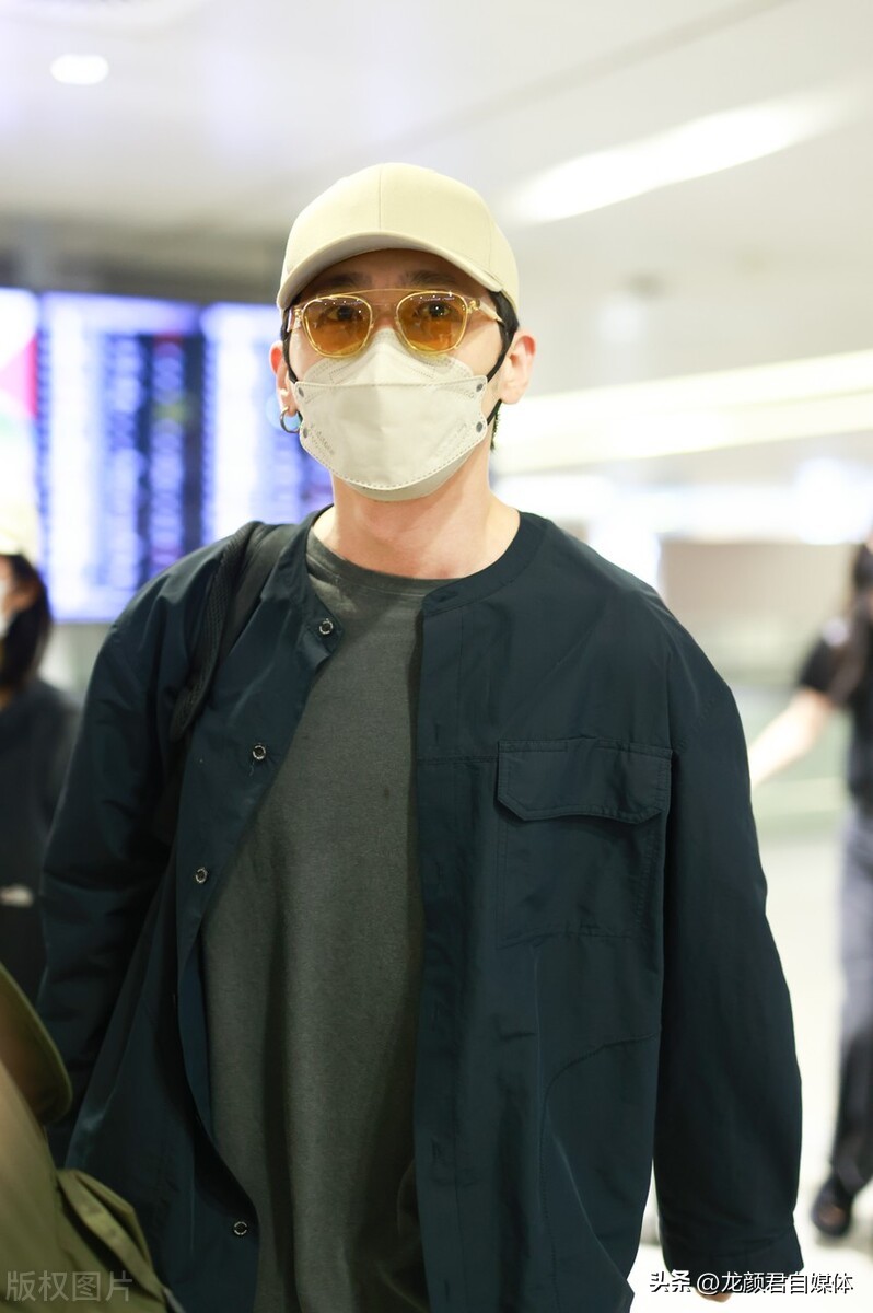 Bai Yu appeared at Shanghai Airport in a low-key manner wearing a ...