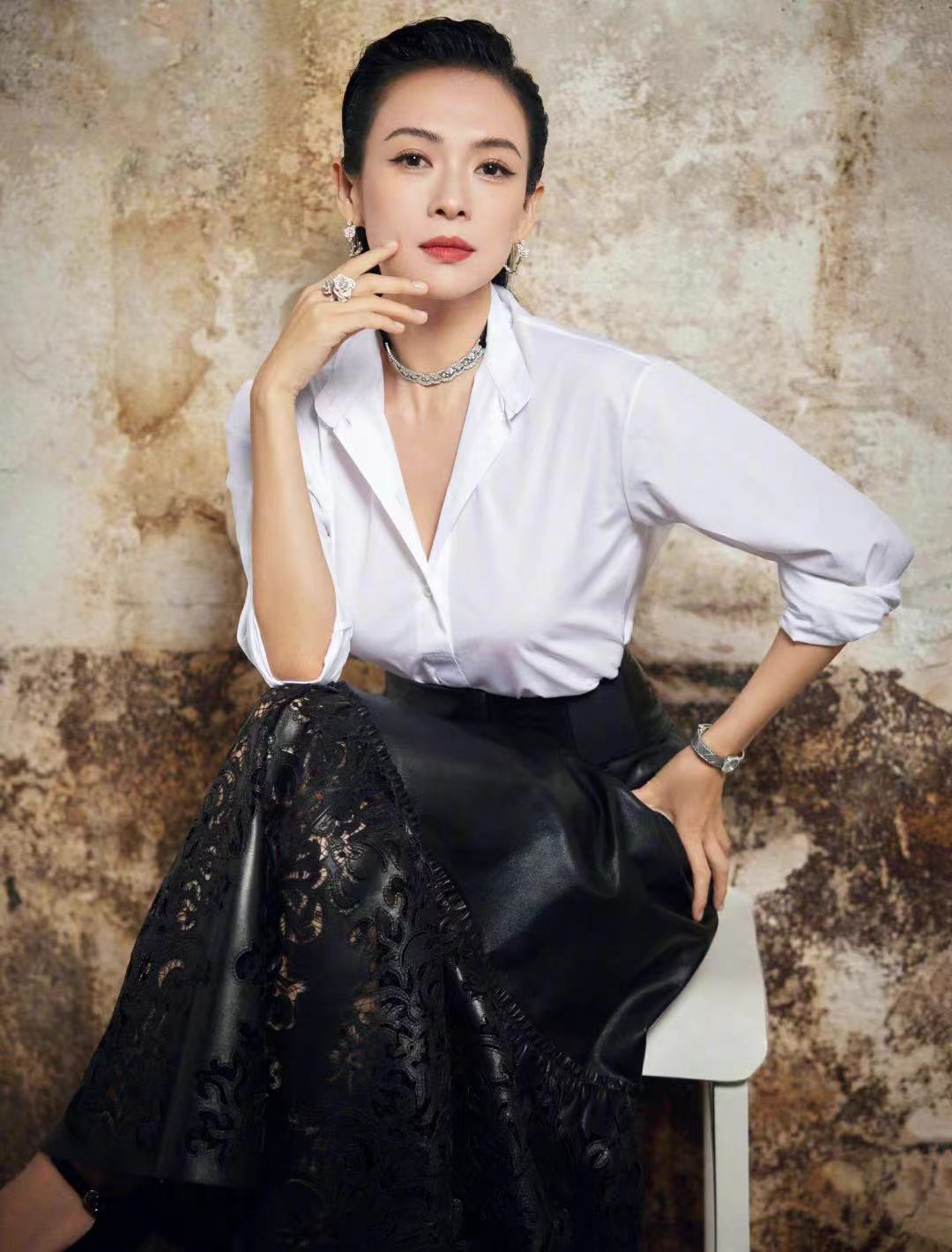 Zhang Ziyi brought a thermos cup to watch the show, and the cup caught ...