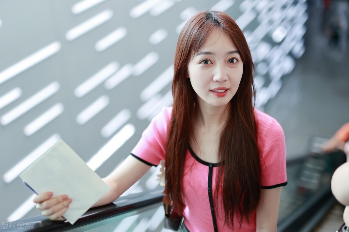 Qin Niu Zhengwei and her husband showed off their affection at the airport, touching their faces ...