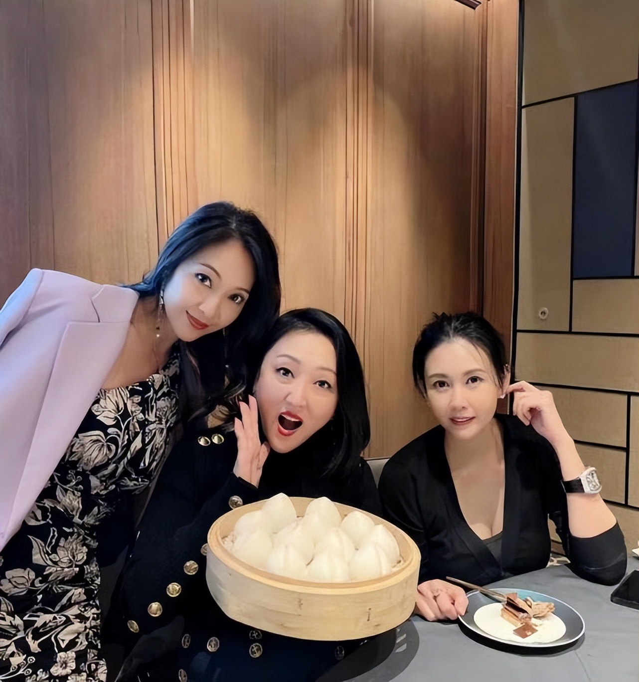 Qiu Shuzhen is still so beautiful, the dress and cardigan show off her ...