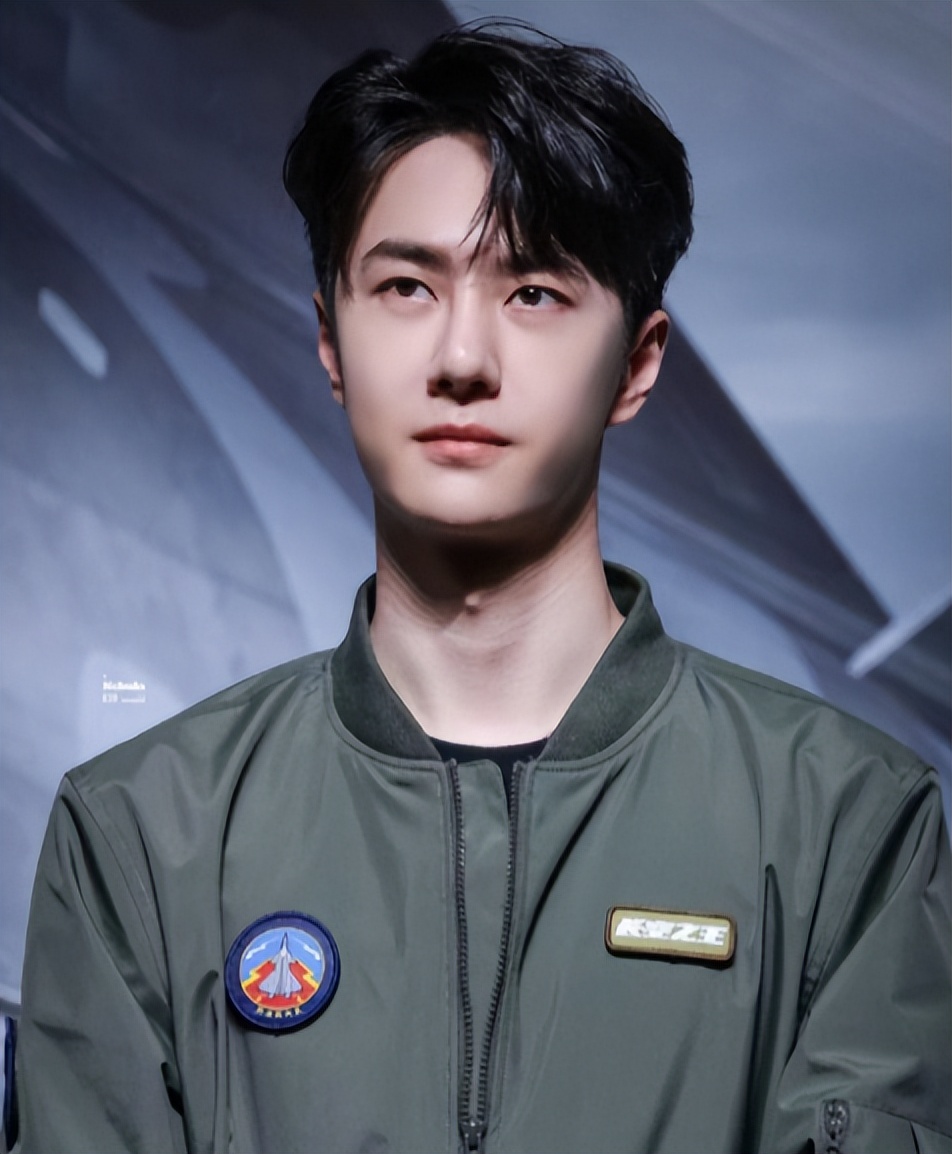 General Yang Liwei attended the premiere, Wang Yibo was completely ...