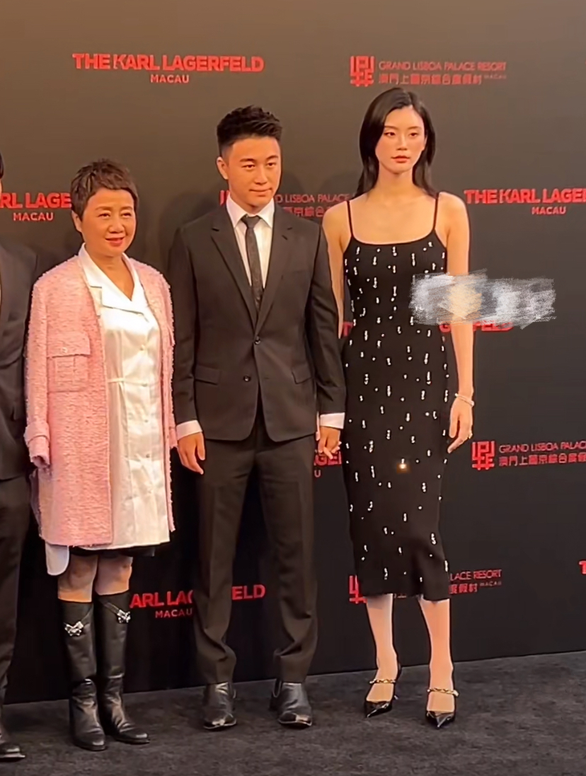 He Youjun and Xi Mengyao appeared together, the couple held hands ...