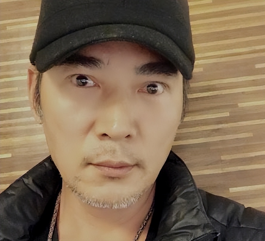 54-year-old Jiao Enjun posted a recent photo, with a white beard ...