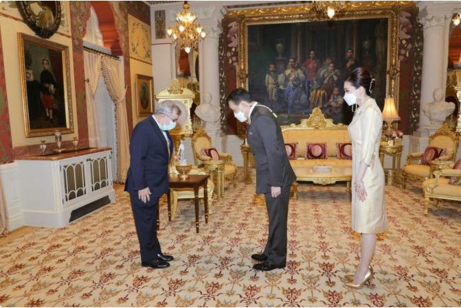 Suthida appeared in succession, a pair of women's shoes with two skirts ...