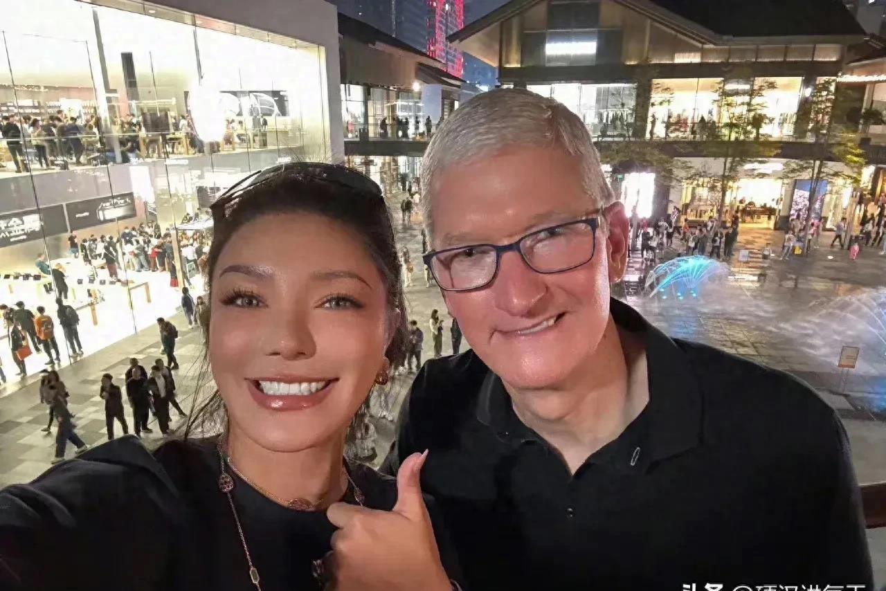 On the evening of October 16, female star Jiang Yingrong was shopping ...