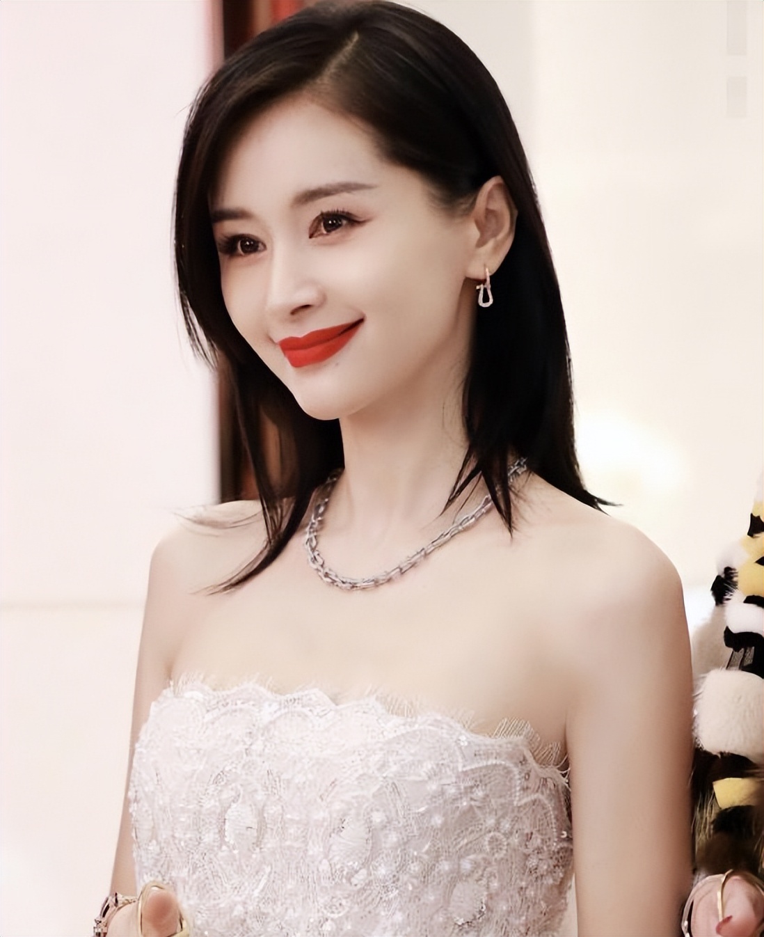 How good-looking is Wang Ziwen's real person? The goose yellow dress ...