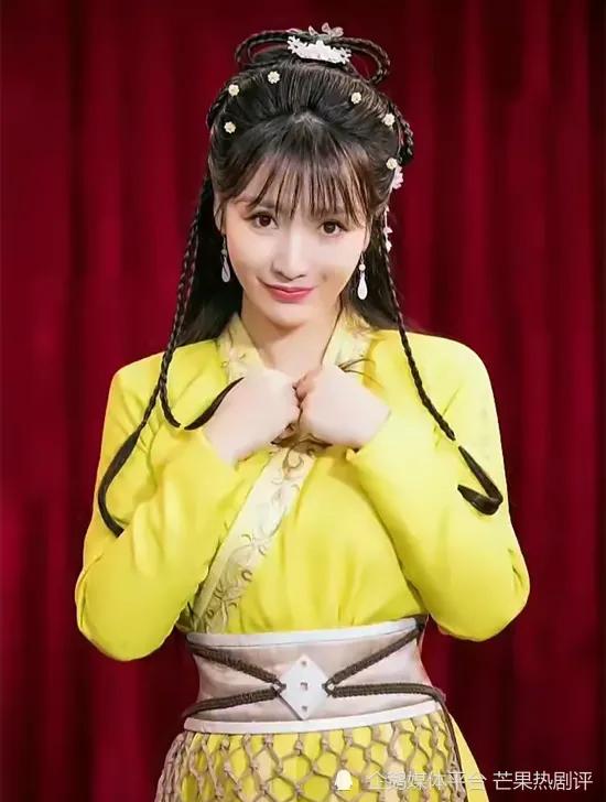 41-year-old Liu Yan dressed as "Huang Rong", the yellow clothes are ...