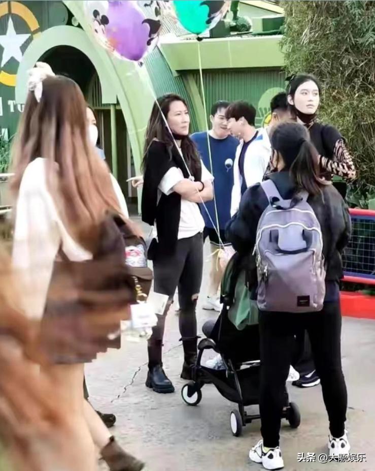 He Youjun took his son to celebrate his birthday, and the family went ...