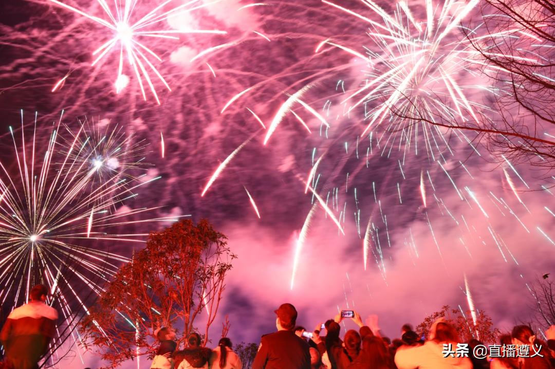 Stunning!Shocked!Fireworks show blooms in the night sky in Zunyi - iNEWS